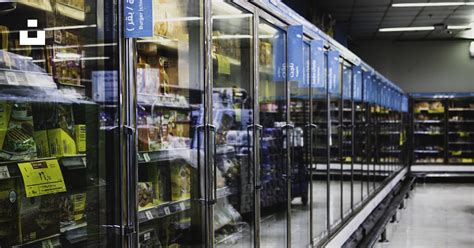 매장에 파란색과 흰색 라벨이 붙은 플라스틱 병 사진 Unsplash의 무료 냉장고 이미지