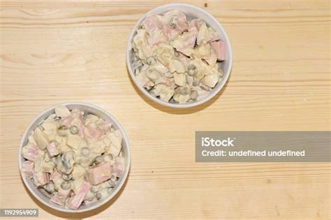 완두콩 오이 감자 계란과 소시지의 전통적인 러시아어 샐러드오래된 나무 테이블에 평면 누워 레시피 장소 선택적 초점 샐러드에 대한 스톡 사진 및 기타 이미지 Istock