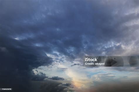항공 여행 및 기상 보고서 배경에 대한 밝은 햇빛과 함께 극적인 여름 황혼 푸른 하늘에 구름 풍경의 질감을 가진 항공 파노라마 이미지보기 0명에 대한 스톡 사진 및 기타