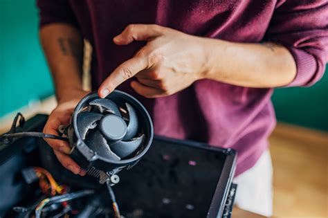 알아볼 수 없는 남자가 컴퓨터 쿨러 팬을 손에 들고 수리하려고 합니다 30 34세에 대한 스톡 사진 및 기타 이미지 30 34세 Cpu 검사 보기 Istock