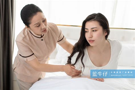 月嫂照顾产妇 蓝牛仔影像 中国原创广告影像素材