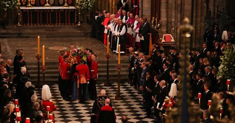 작년 떠난 남편 필립공 옆에 엘리자베스2세 英여왕 영면 들다