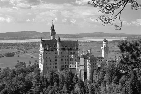 Γραφική εναέρια άποψη του κάστρου Neuschwanstein με το χωριό Schwangau και τη λίμνη Forggensee