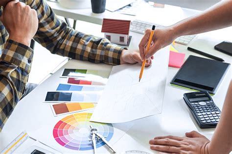 그래픽 태블릿과 컬러 스와시에 스케치 작업 젊은 인테리어 그래픽 디자이너 팀 현대 사무실에서 집 프로젝트의 논의 창조적 인 작업