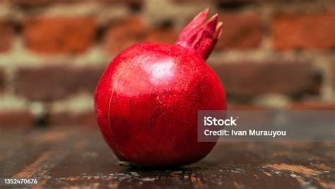 붉은 벽돌 벽 배경에 신선한 전체 육즙 석류 잘 익은 붉은 석류의 클로즈업 보기 건강관리와 의술에 대한 스톡 사진 및 기타 이미지 건강관리와 의술 건강한 생활방식