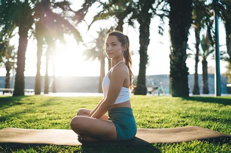 화창한 날에는 연꽃 포즈와 레크리에이션을 느끼는 활동적인 착용을 하는 백인 여성의 초상화 자연과 영감을 즐기는 마음 챙김을 위한 요가 명상 을 연습하는 활동적인 여성 25