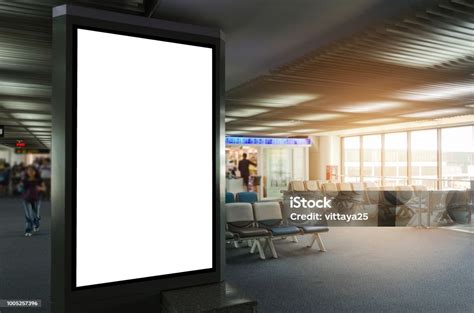 수직 빈 광고 게시판 또는 공항에서 대기 콘 라이트 박스 쇼케이스의 조롱 텍스트 메시지 또는 미디어 콘텐츠 광고 상업 및 마케팅 개념에 대 한 공간을 복사 공항에 대한 스톡