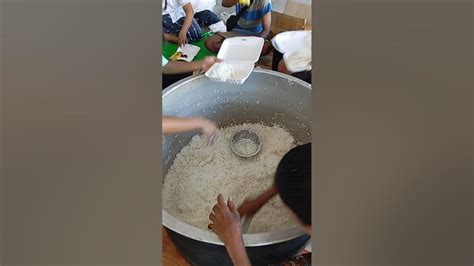 အဒေါ်ရဲ့ ရေဘေးအလှုလေးမှာ လုပ်အားကုသိုလ် ပါဝင်ဆောင်ရွက်။ Youtube