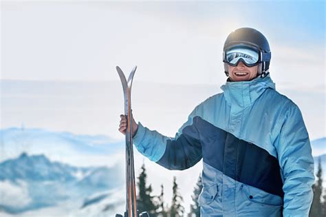 산과 푸른 하늘 부코벨의 배경에 스키 리조트에서 스키어의 초상화 스키 안경을 쓴 남자의 스키 고글 윈터 스포츠 20 24세에 대한 스톡 사진 및 기타 이미지 Istock