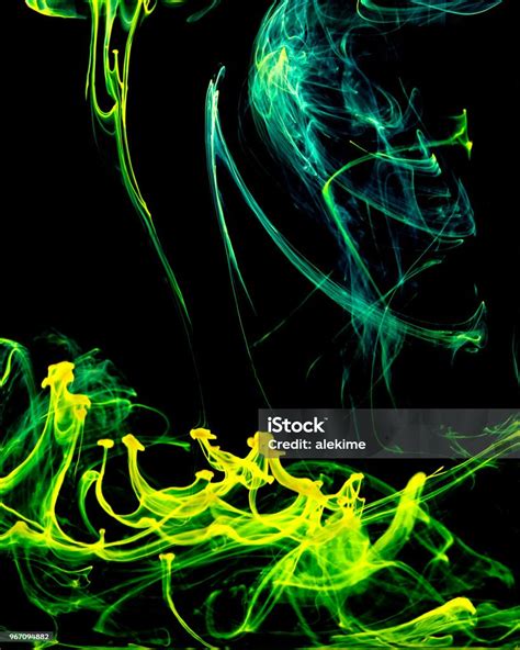 물에 노란색 잉크의 사진 모양의 검은색 걸립니다 생각의 개념 0명에 대한 스톡 사진 및 기타 이미지 0명 가상현실 개념 Istock