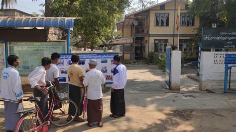 ရမည်းသင်းခရိုင် ပြန်ကြားရေးနှင့်ပြည်သူ့ဆက်ဆံရေးဦးစီးဌာန ရုံးရှေ့၌ မြန်မာ ရုရှား နှစ်နိုင်ငံ