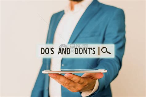 概念手写显示dos和donts概念意义关于某些活动或行动的规则或习俗身穿蓝色套装和白衬衫的高清图片下载 正版图片503880723 摄图网