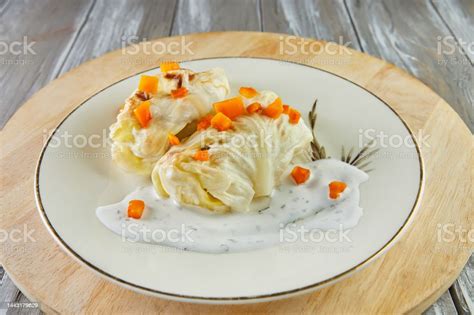 당근과 소스를 곁들인 양배추 롤이 접시에 제공됩니다 프랑스 요리법 건강한 생활방식에 대한 스톡 사진 및 기타 이미지 건강한 생활방식 건강한 식생활 고기 Istock