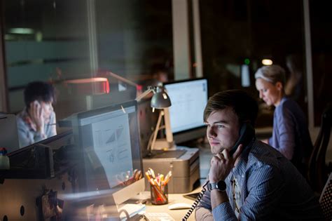 늦게 일하는 젊은 사업가 사무실 책상에서 전화로 이야기 20 24세에 대한 스톡 사진 및 기타 이미지 20 24세 2명 30 34세 Istock