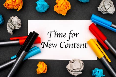 컬러 펜과 검은 배경에 구겨진 종이와 새로운 콘텐츠에 대 한 단어 시간을 가진 흰 종이 빈 0명에 대한 스톡 사진 및 기타 이미지 Istock