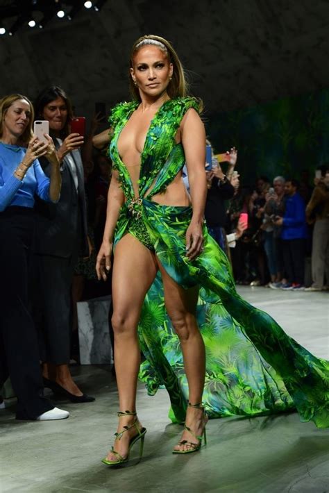 Jennifer Lopez Closed Out Versaces Show By Wearing That Iconic Green Dress Flo 1071