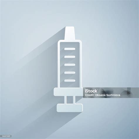 회색 배경에 격리 된 주사기 아이콘을 잘라 용지 백신 예방 접종 주사 독감 주사용 주사기 의료 장비 종이 아트 스타일 벡터 3차원 형태에 대한 스톡 벡터 아트 및 기타