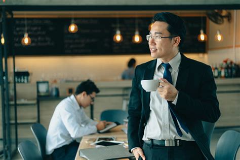 아시아 실업가 서 있는 검은 양복과 커피 한 잔을 손에 들고 착용 비즈니스 성공 개념 경영자에 대한 스톡 사진 및 기타 이미지 경영자 긍정적인 감정 표현 기업 문화
