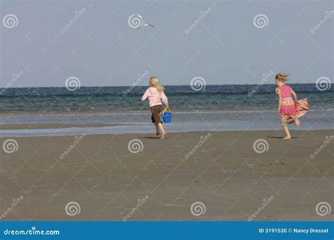 Gelukkige Meisjes Op Strand Stock Foto Image Of Mooi Alleen 3191530