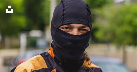 검은색과 노란색 재킷을 입고 검은색 마스크를 쓴 사람 사진 Unsplash의 무료 툴 롱 이미지