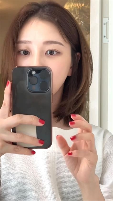 아크아틀리에 이정인 볼륨살려주는 적당한 레이어드와 무게감의 보더펌 하늘하늘 어깨를 넘어가는 라인이 예쁜🤍 컬러는 붉은기잡는 스킨브라운 으로 톤다운했어요