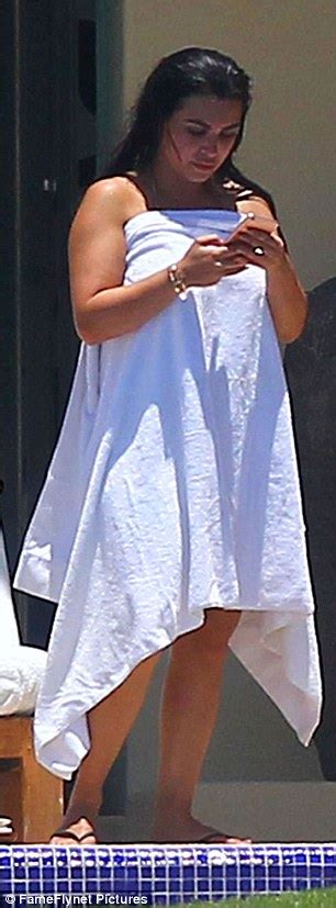 Kim Kardashian Fakes Out The Paparazzi With A Lookalike During Mexican Vacation Daily Mail