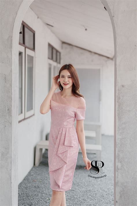 ชุดเดรสออกงานสีชมพู ทรงเข้ารูป ผ้าอัดลาย ช่วงไหล่ซีทรู เอวแต่งจีบ ทรงเข้ารูป เรียบหรู สวย ดูดี