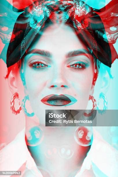 머리에 스카프를 착용하고 Rgb 색상 분할 스타일로 비누 거품을 날리는 아름다운 여성의 초상화 3차원 형태에 대한 스톡 사진 및 기타 이미지 Istock