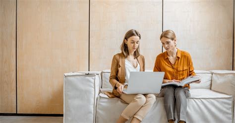 실내 소파에 앉아 노트북으로 작업하는 두 명의 여성 동료 마케팅 대행사 또는 디자인 스튜디오 개념에서 작업 사진 Unsplash의 앉아 이미지