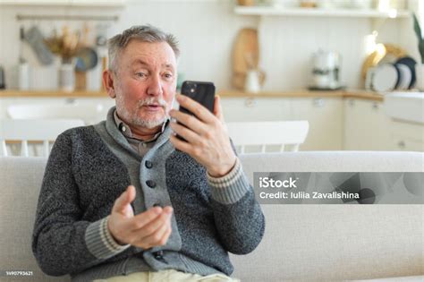 행복한 중년의 노인이 친구 가족과 화상 통화로 이야기합니다 성숙한 늙은 할아버지가 어른이 된 아이들과 온라인으로 즐겁게 이야기하며 웃고 있다 이전 세대의 현대 기술 사용