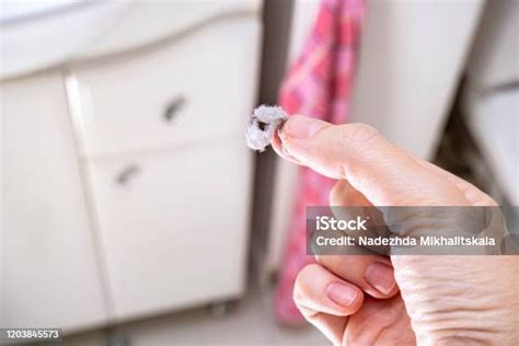 손가락에 먼지의 큰 조각을 들고 손 먼지와 더러운 가정 개념 가구에 대한 스톡 사진 및 기타 이미지 가구 가사 집안일 깨끗한 Istock