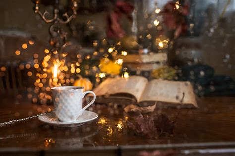 아름다운 보케와 함께 가을 정물 커피 한 잔과 젖은 유리를 통해 나무 테이블에 책 0명에 대한 스톡 사진 및 기타 이미지 0명 가정 생활 갈색 Istock