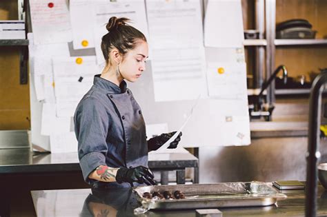 지배 직업 그리고 요리 생 과자입니다 젊은 백인 여자 라운드 초콜릿을 준비 하는 레스토랑의 주방에서 제빵의 문신과 검은 장갑과