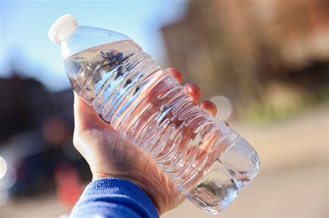 플라스틱 물병은 식수를 저장하는 데 사용되는 플라스틱으로 만든 휴대용 용기로 깨끗한 물의 편리함과 접근성 플라스틱 폐기물이 환경에 미치는 부정적인 영향을 보여줍니다 건강