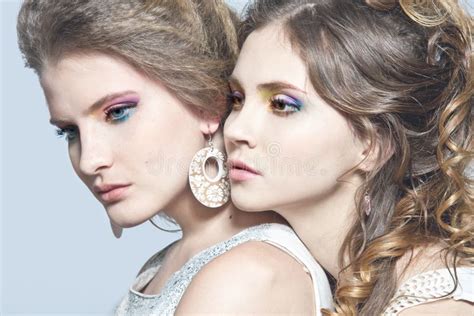 Deux Jeunes Filles Caucasiennes Image Stock Image Du Longtemps Jeune