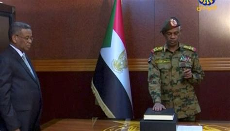 السودان رئيس المجلس العسكري الانتقالي يعلن التنازل عن منصبه كرئيس