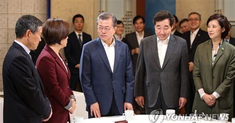 문 대통령 새내기 장관들과 환담