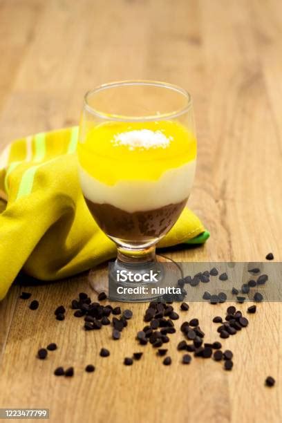 구운 코코넛 크림과 초콜릿과 오렌지 초콜릿 칩으로 장식 된 나무 보드에 유리 항아리에 레몬 과일의 수제 계층 채식 디저트 0명에 대한 스톡 사진 및 기타 이미지 Istock