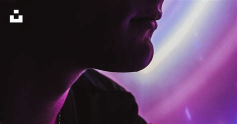 배경에 보라색과 파란색 소용돌이가 있는 검은 셔츠를 입은 남자 사진 Unsplash의 무료 Хабаровск 이미지