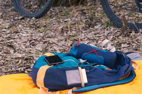 휴대용 충전기는 스마트폰에 충전합니다 나무와 자전거의 배경에 케이블전원 은행 Usb 케이블에 대한 스톡 사진 및 기타 이미지 Usb 케이블 Usb 포트 그래픽 사용자