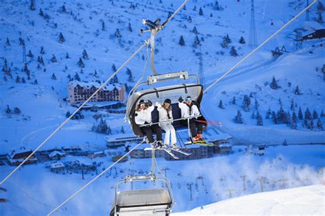 스키 리프트에 행복 한 스키어 올라가고 배경에 산 봉우리와 아름다운 겨울 풍경 이탈리아 알프스 돌로미티 3 명에 대한 스톡 사진 및 기타 이미지 Istock