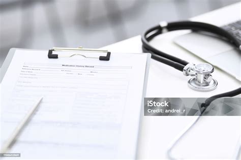 청진기 랩톱 컴퓨터와 바쁜 의사와 환자가 백그라운드에서 의사 소통과 병원 리셉션 데스크에 누워 의료 양식클립 보드 의사 작업 테이블에서 의료 도구 의학 개념 0명에 대한