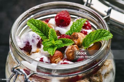 전체 병 Muesli 요구르트 라스베리 블랙 탄 나무 테이블에 견과류 홈메이드 아침 식사 시리얼 음식입니다 건강 한 식습관 0명에 대한 스톡 사진 및 기타 이미지 Istock