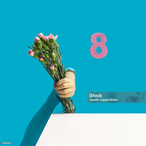 어머니의 날 또는 세계 여성의 날 개념 파란 색 벽에서 신선한 봄 천연 핑크 카네이션의 꽃다발을 건네주는 아이 개념에 대한 스톡 사진 및 기타 이미지 Istock