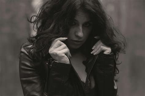 강렬한 시선 고 대비 관능 그림자 극적인 조명 대담한 메이크업 라이트 패턴 모델 문신 미스터리 빨간 머리 신비감 아름다움 아이 라이너 어두운 색조