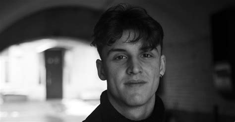 실내 갈색 머리 거리 스타일 건축 남성 남성 모델 대담한 대조 도시 도시 설정 도시의 부드러운 조명 블랙 앤 화이트 성인 수심에 잠긴