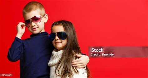 재미있는 사랑스러운 아이들 안경 청바지 흰색 셔츠 세련된 아이 캐주얼 옷을 입고 세련된 어린 소년과 소녀 충격 패션 어린이 2명에 대한 스톡 사진 및 기타 이미지 Istock