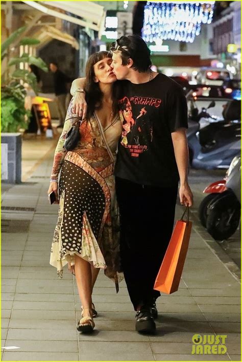 Yungblud And Girlfriend Jesse Jo Stark Share A Kiss While On Vacation In