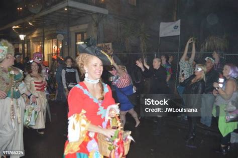 뉴 올 리 언 즈 라프렌치 쿼터에서 Krewedelusion 퍼레이드에서에서 마디 그 라 2018 Brass Band에 대한 스톡 사진 및 기타 이미지 Istock