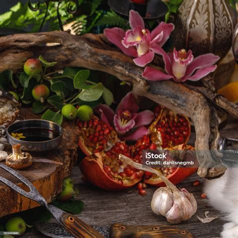 생선 와인 한 잔 오래된 요리 과일과 함께 오래된 주인 스타일의 여전히 생활 풍부한 장식 테이블의 개념 정사각형 0명에 대한 스톡 사진 및 기타 이미지 Istock